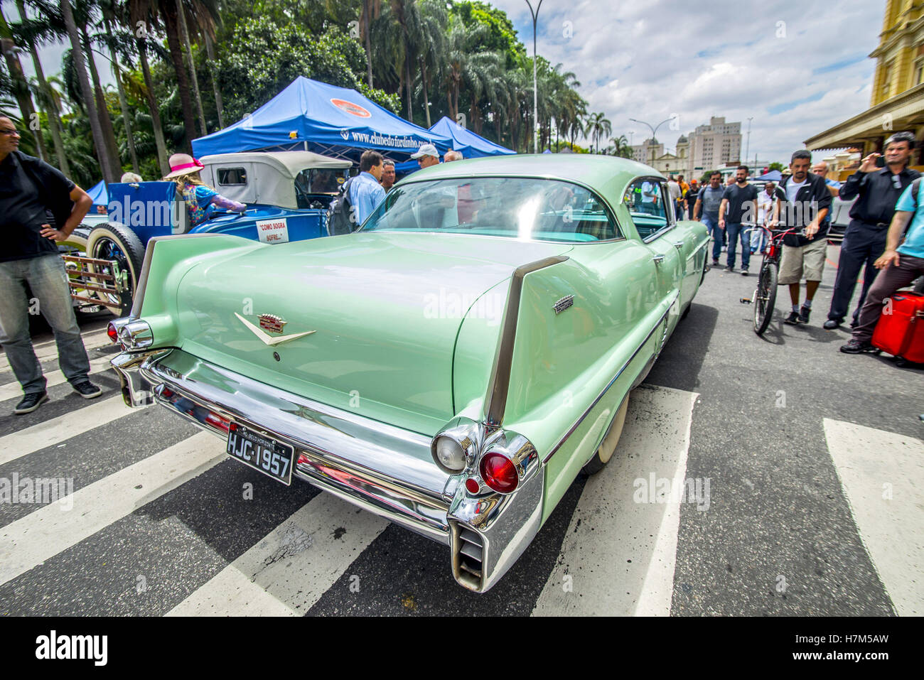Sao Paulo, Brazil. 6th Nov, 2016. Hundreds of people visit the classic ...