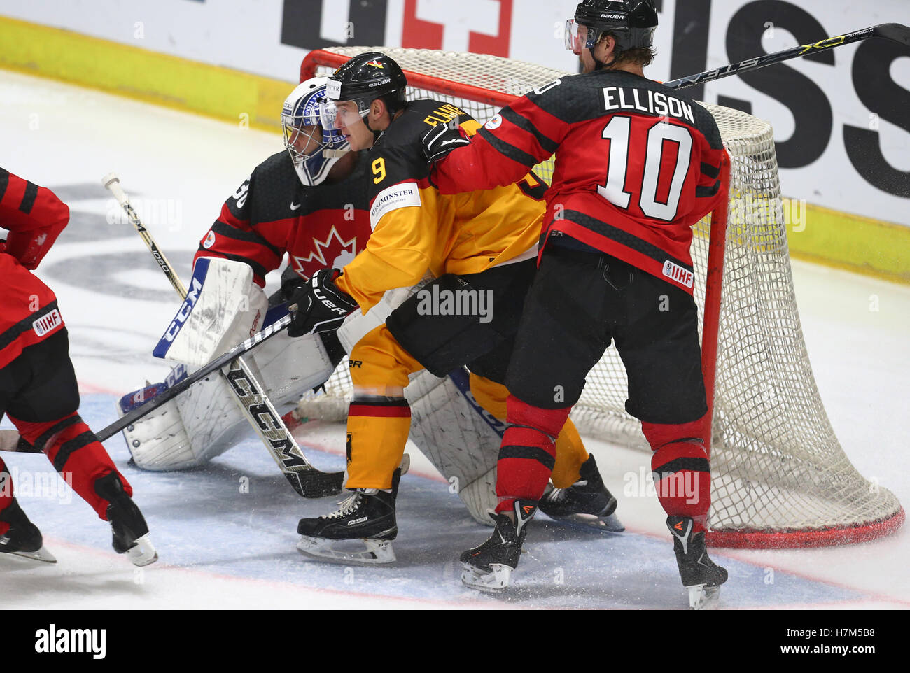 Augsburg, Germany. 6th Nov, 2016. Germany's Jerome Flaake (c) and ...