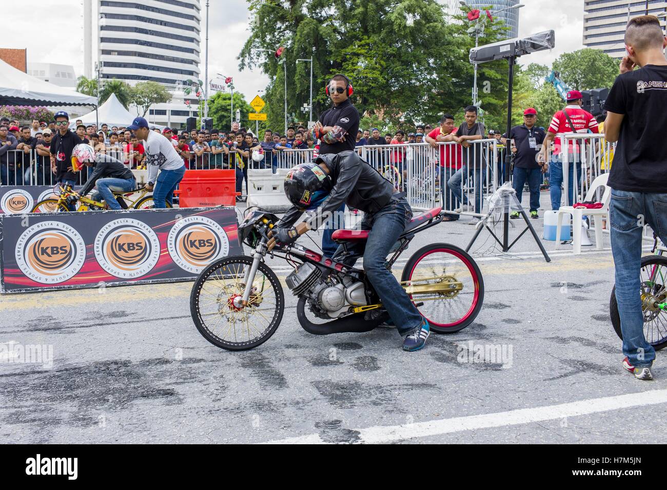 Kuala Lumpur, MALAYSIA. 6th Nov, 2016. Riders prepare to race their ...