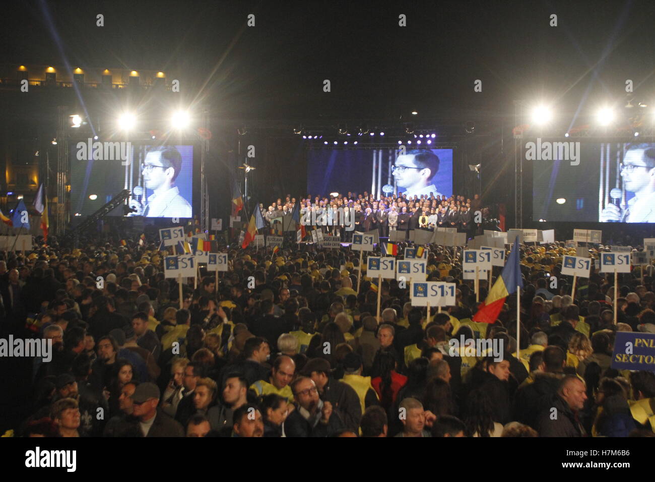 Romanian fans flag hi-res stock photography and images - Alamy