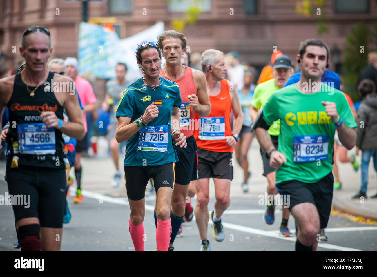 New York, USA. 06th Nov, 2016. Runners pass through Harlem in New York ...