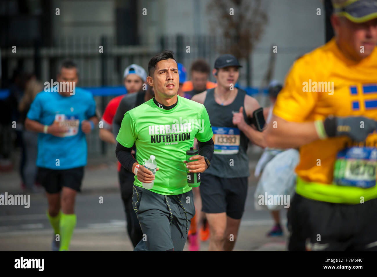 New York, USA. 06th Nov, 2016. Runners pass through Harlem in New York ...