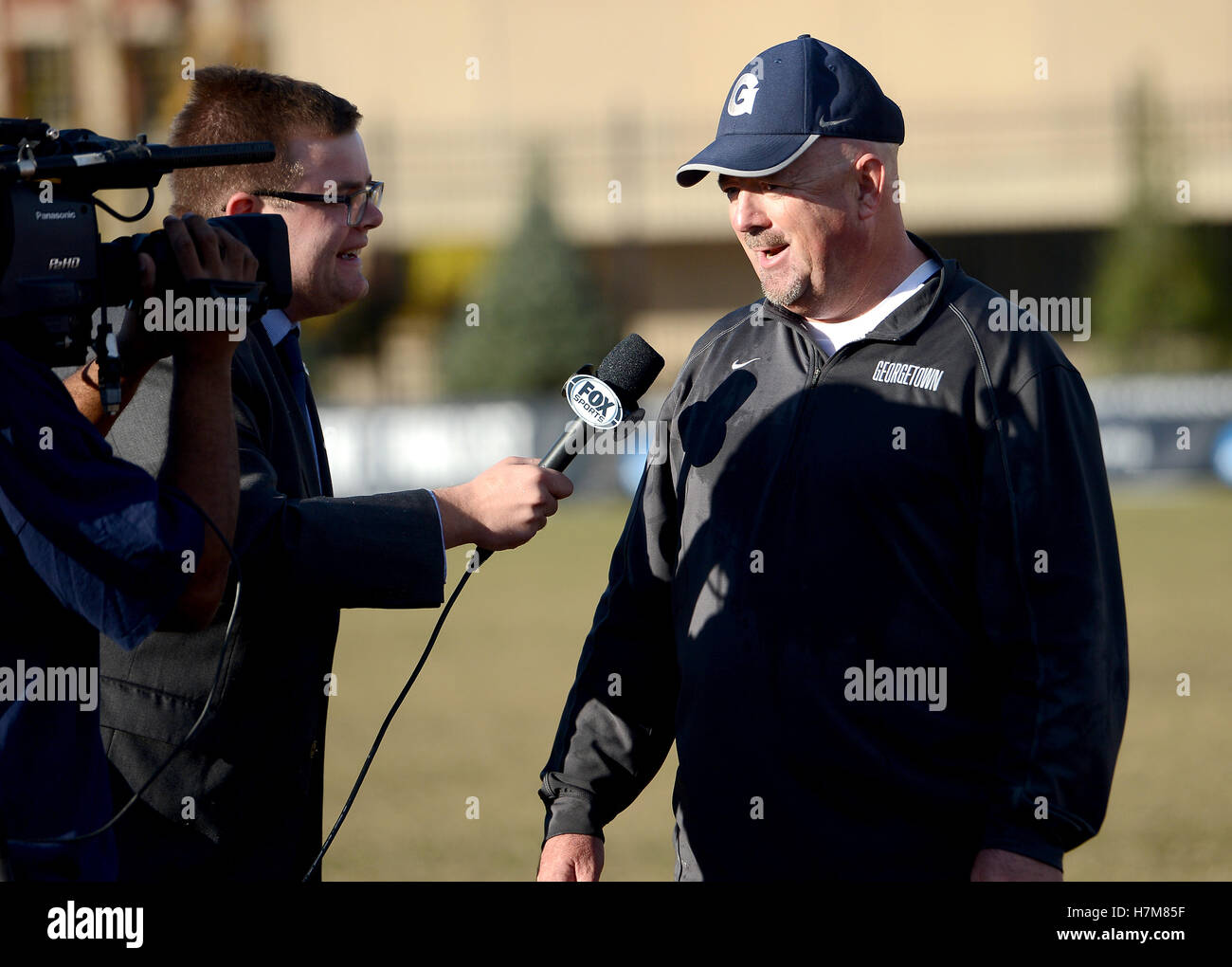 News reporter field hi-res stock photography and images - Alamy