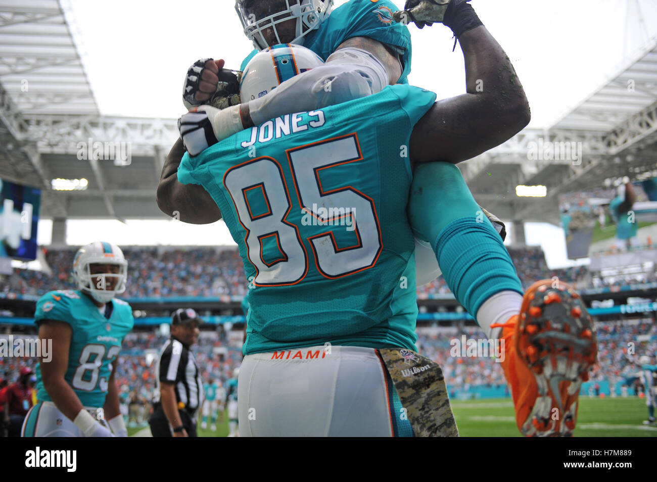 Miami dolphins center mike pouncey hi-res stock photography and images ...