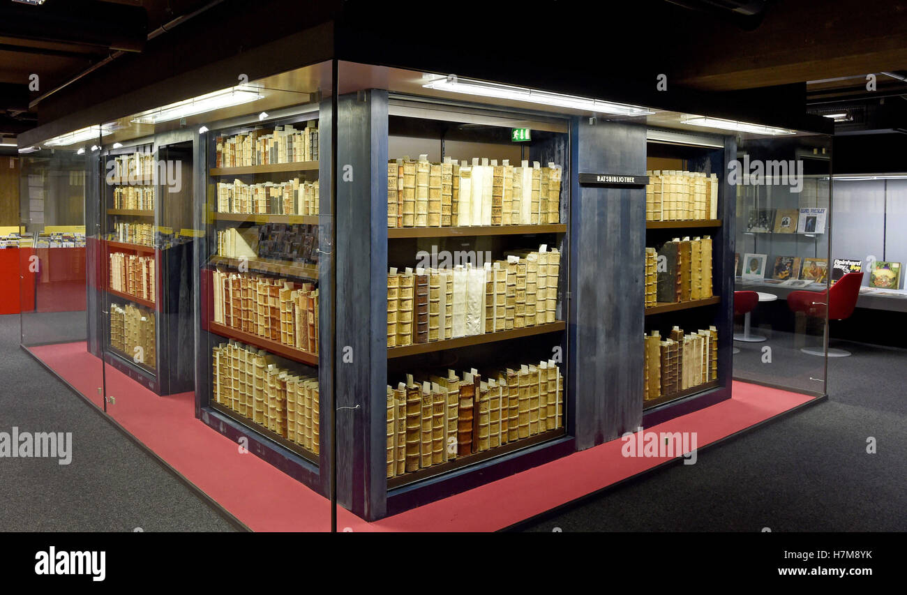 Hannover, Germany. 4th Nov, 2016. History books stand in the city ...