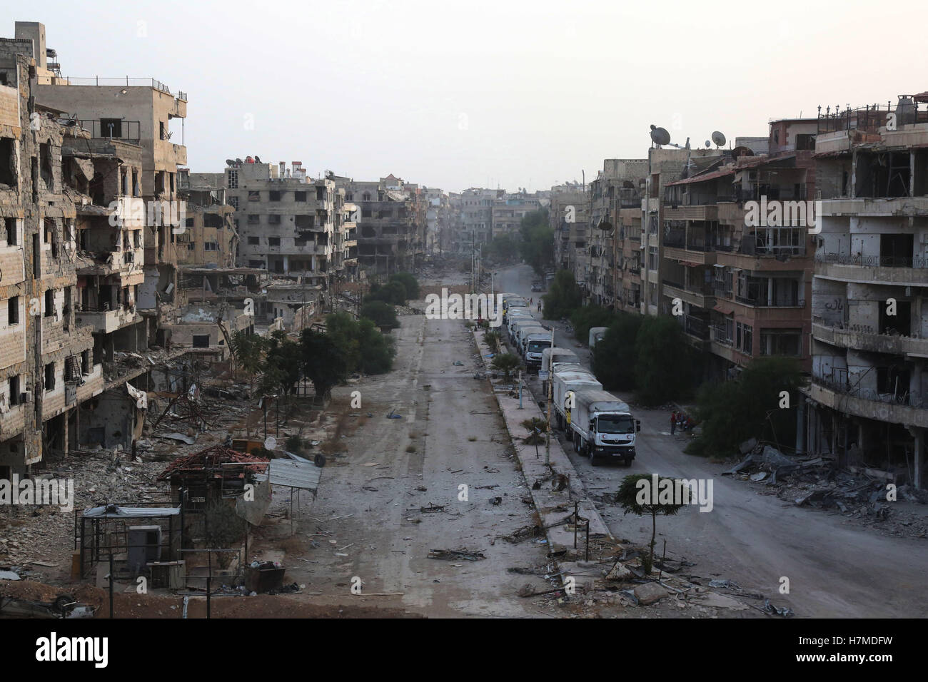Damascus, Harasta, Syria. 28th Oct, 2016. A United Nation aid convoy ...