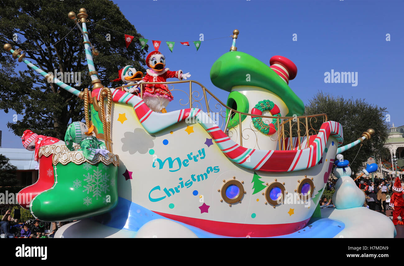 Tokyo, Japan. 7th Nov, 2016. Disney Cartoon characters stand on a float ...