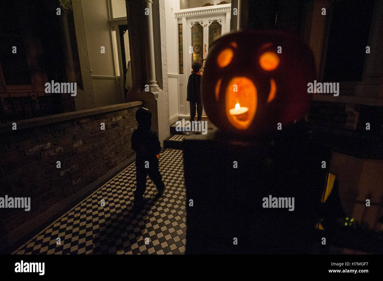 Trick or treaters and door hi-res stock photography and images - Alamy