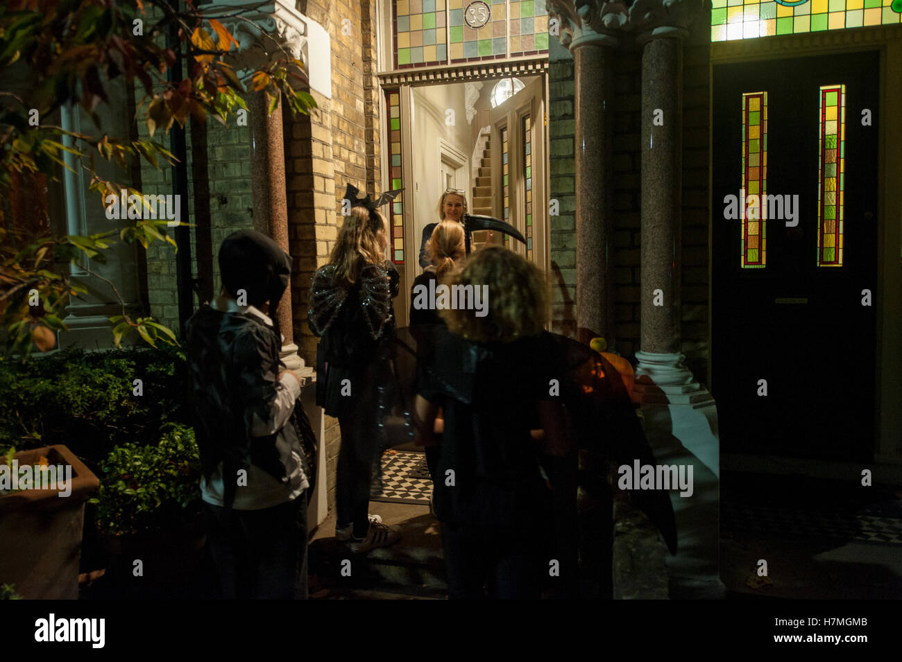 Trick or treaters and door hi-res stock photography and images - Alamy
