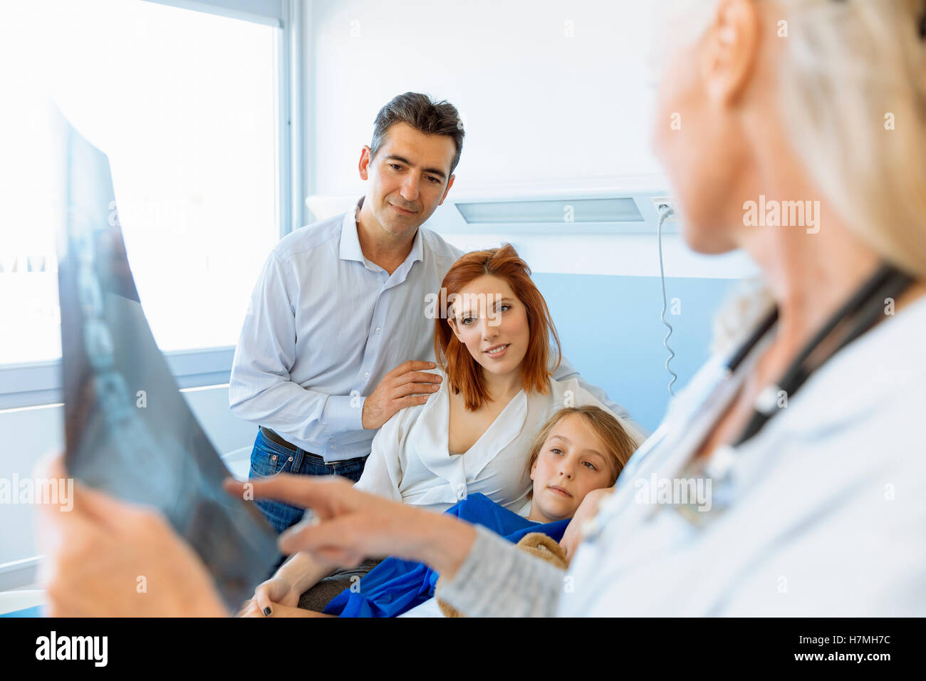 Patient visiting doctor hospital hi-res stock photography and images ...