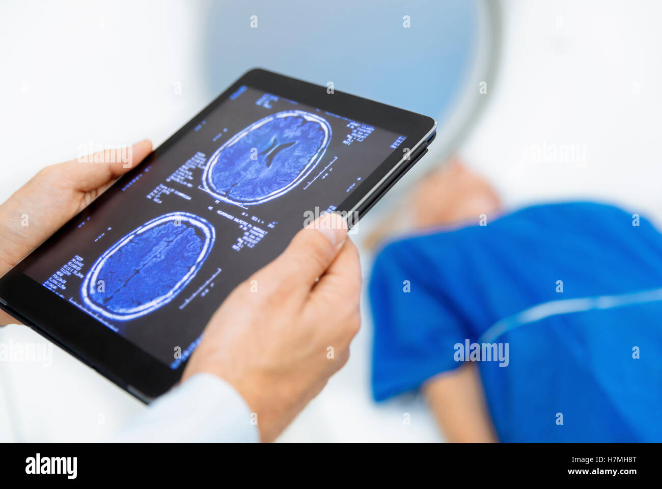 Female doctor mri machine patient hi-res stock photography and images ...