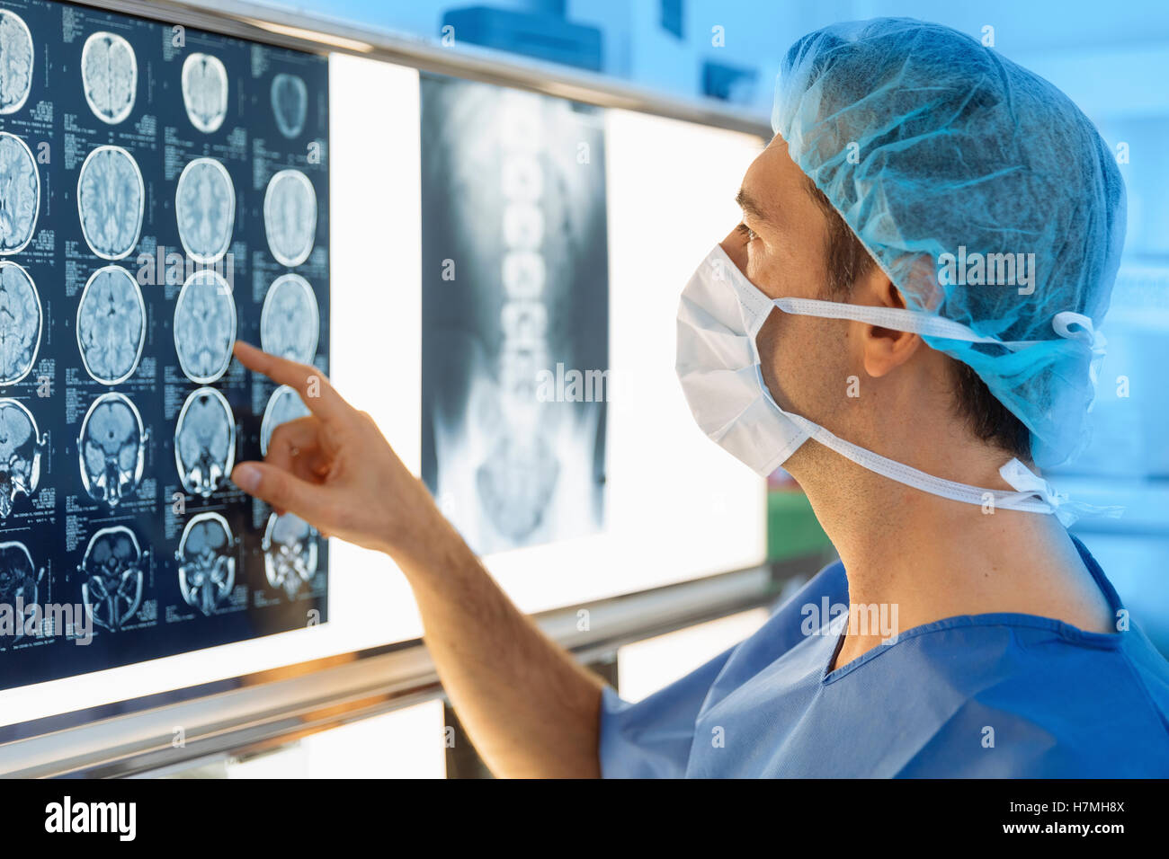 Surgeon examining Xray Stock Photo - Alamy