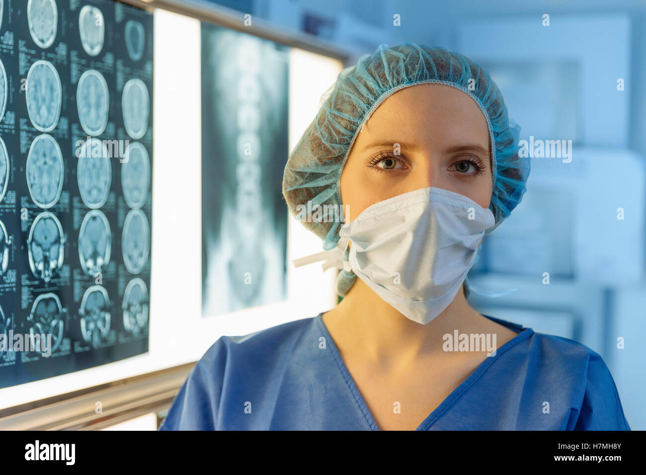 Surgeon examining Xray Stock Photo - Alamy