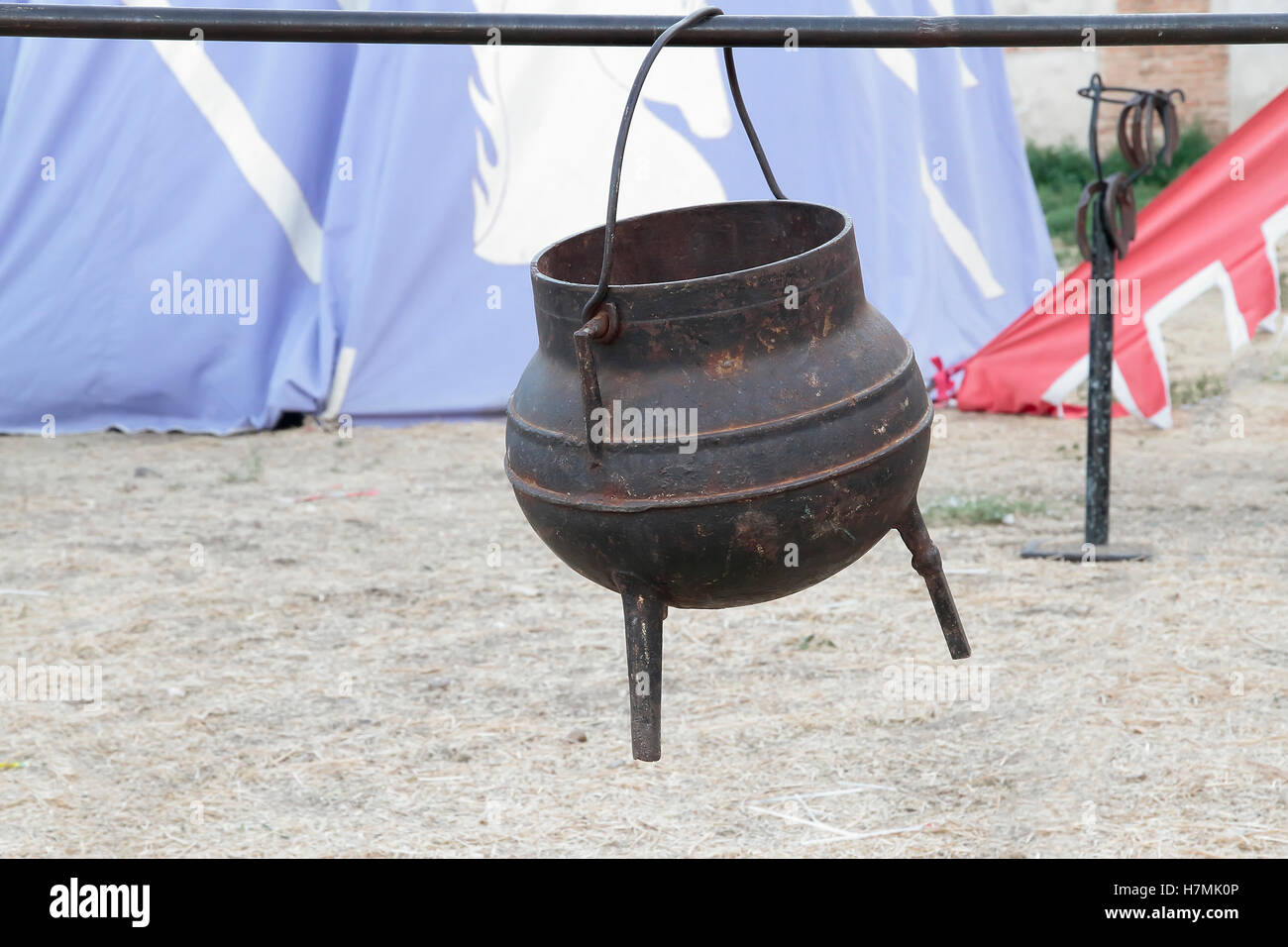 Tripod cauldron medieval hi-res stock photography and images - Alamy
