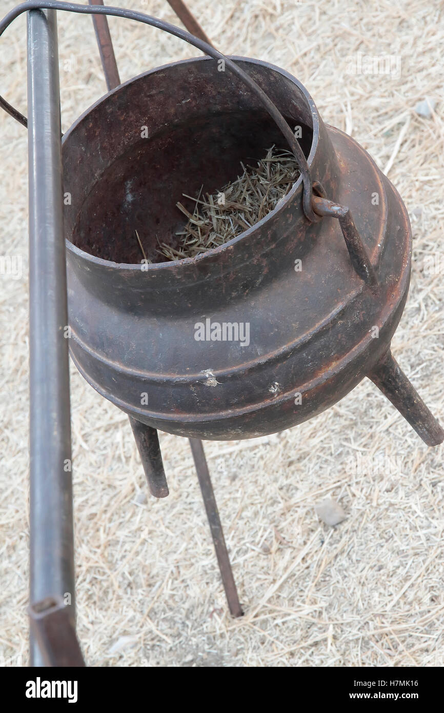 Tripod cauldron medieval hi-res stock photography and images - Alamy