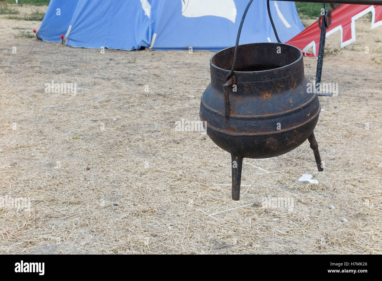 Tripod cauldron medieval hi-res stock photography and images - Alamy