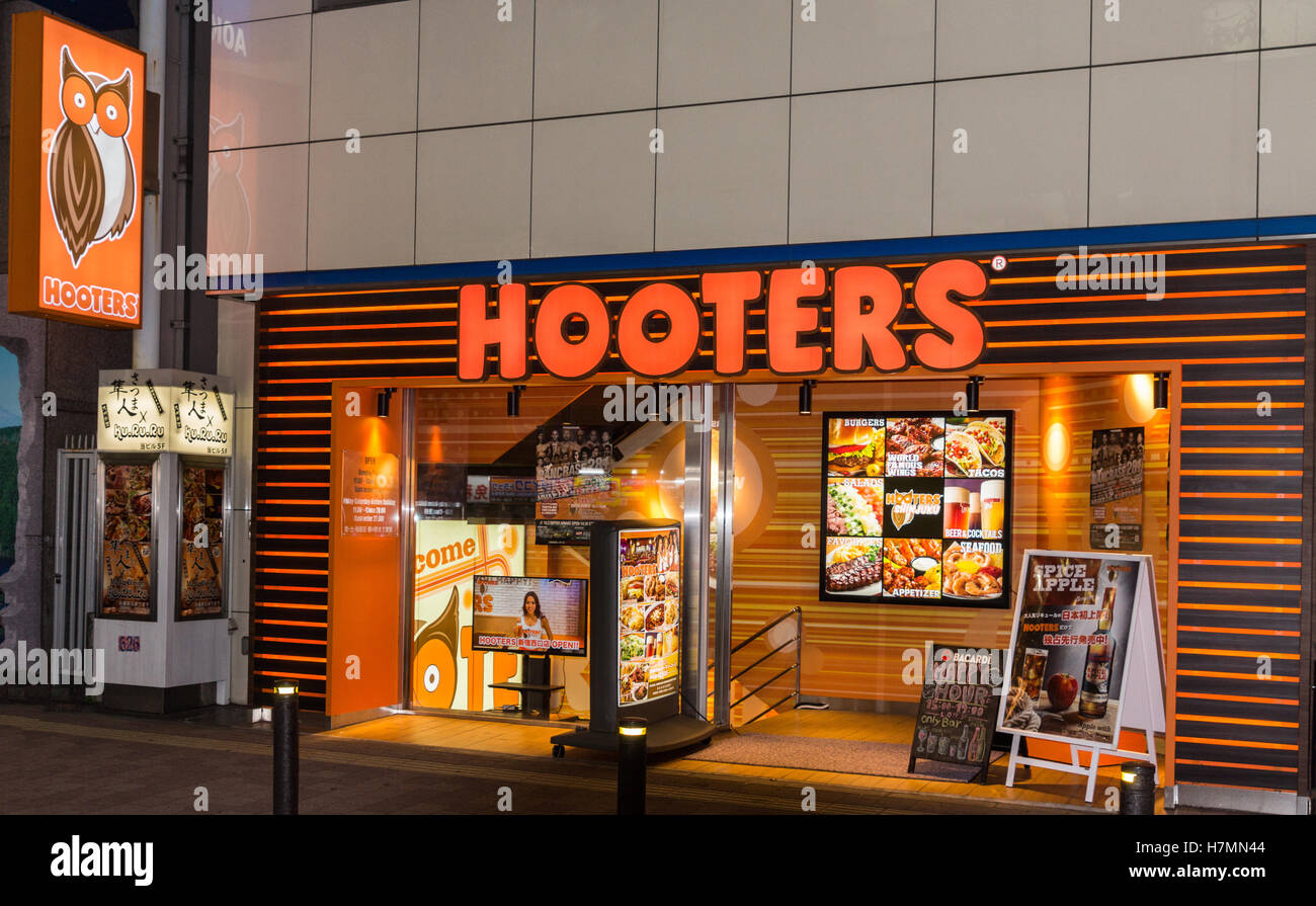 NIght photo of Hooters Restaurant at Shinjuku Stock Photo - Alamy