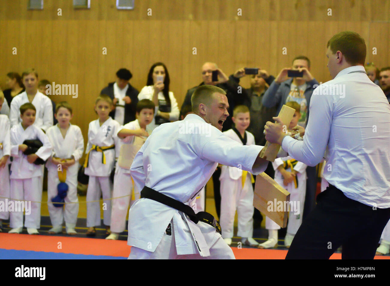 Karate break board hi-res stock photography and images - Alamy