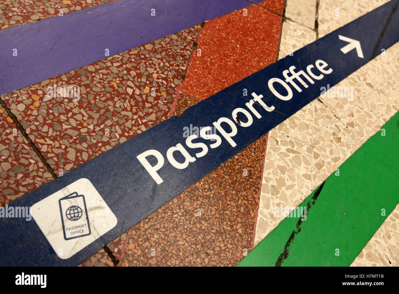 Victoria line sign london hi-res stock photography and images - Alamy