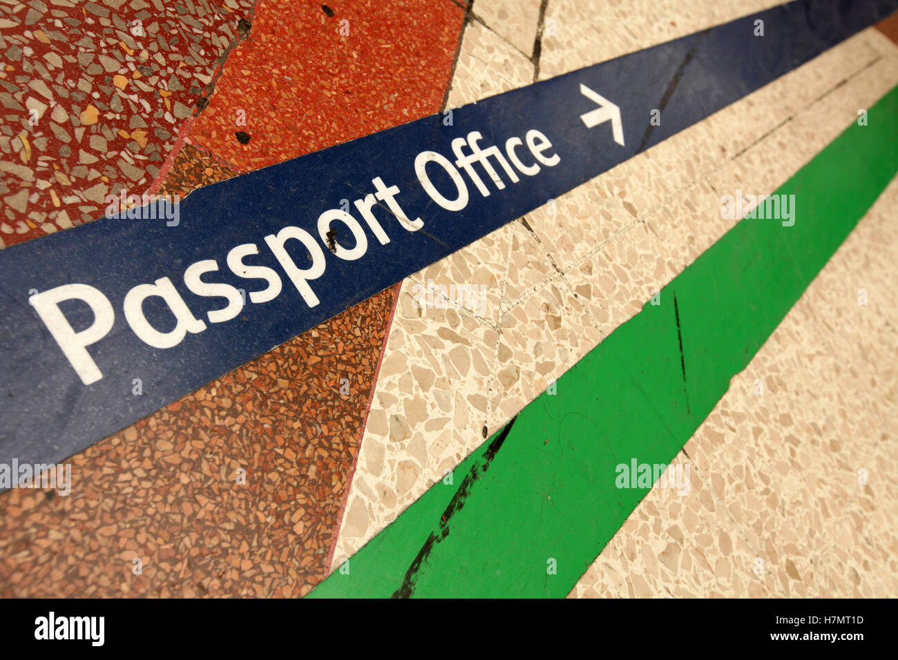 Victoria line sign london hi-res stock photography and images - Alamy