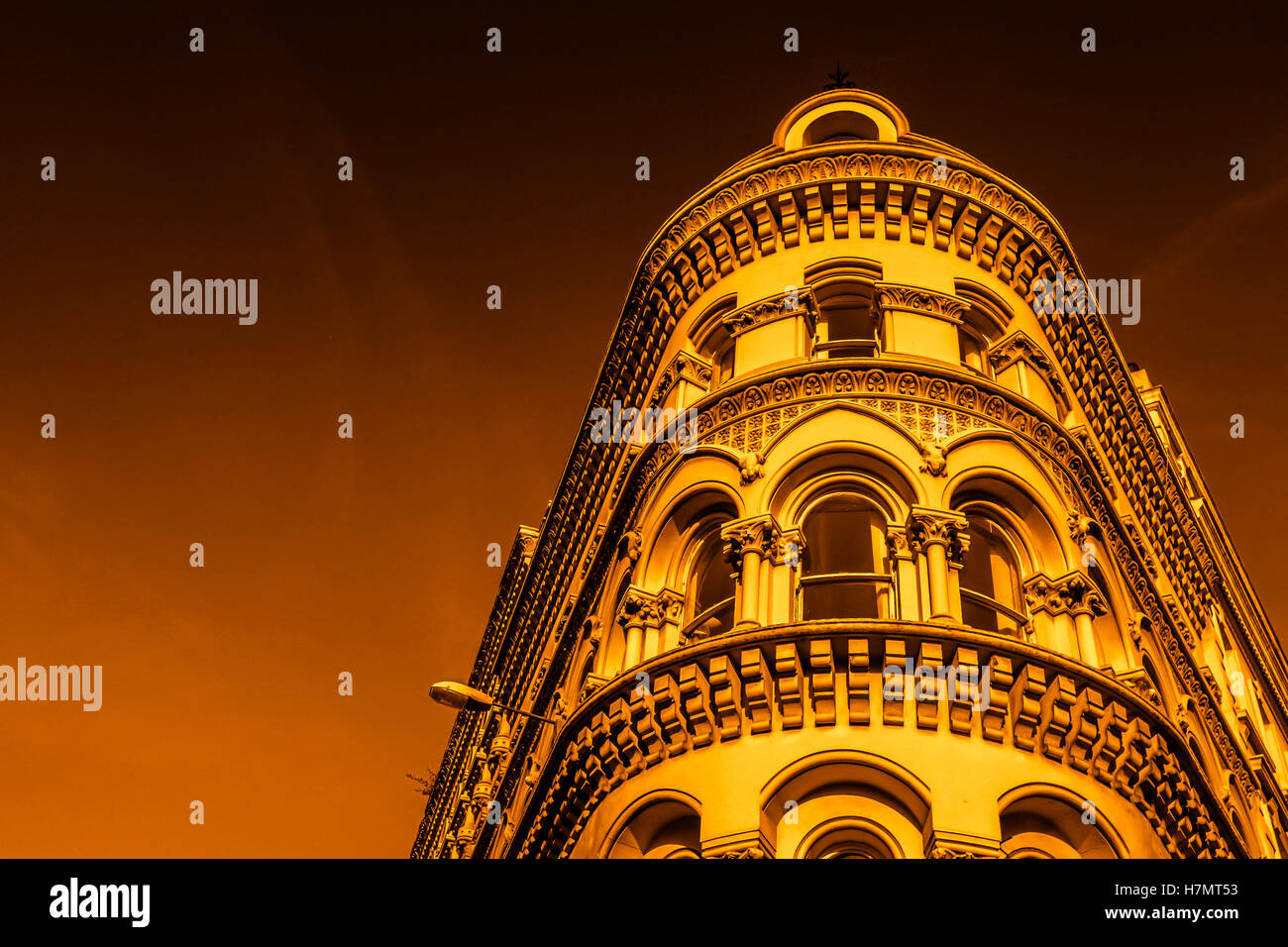 Victorian block flats building exterior hi-res stock photography and ...