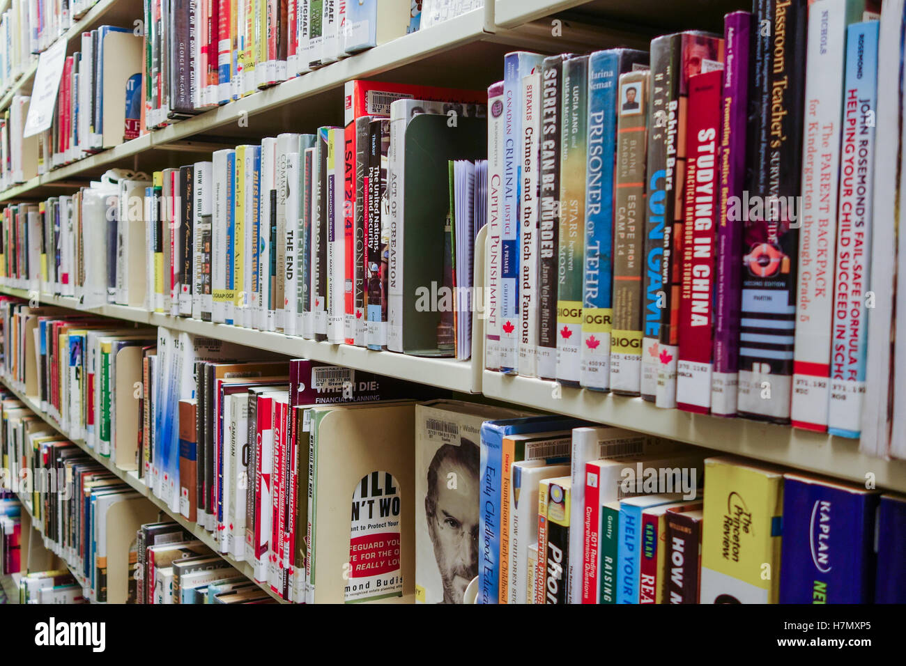 Bookshelf hi-res stock photography and images - Alamy