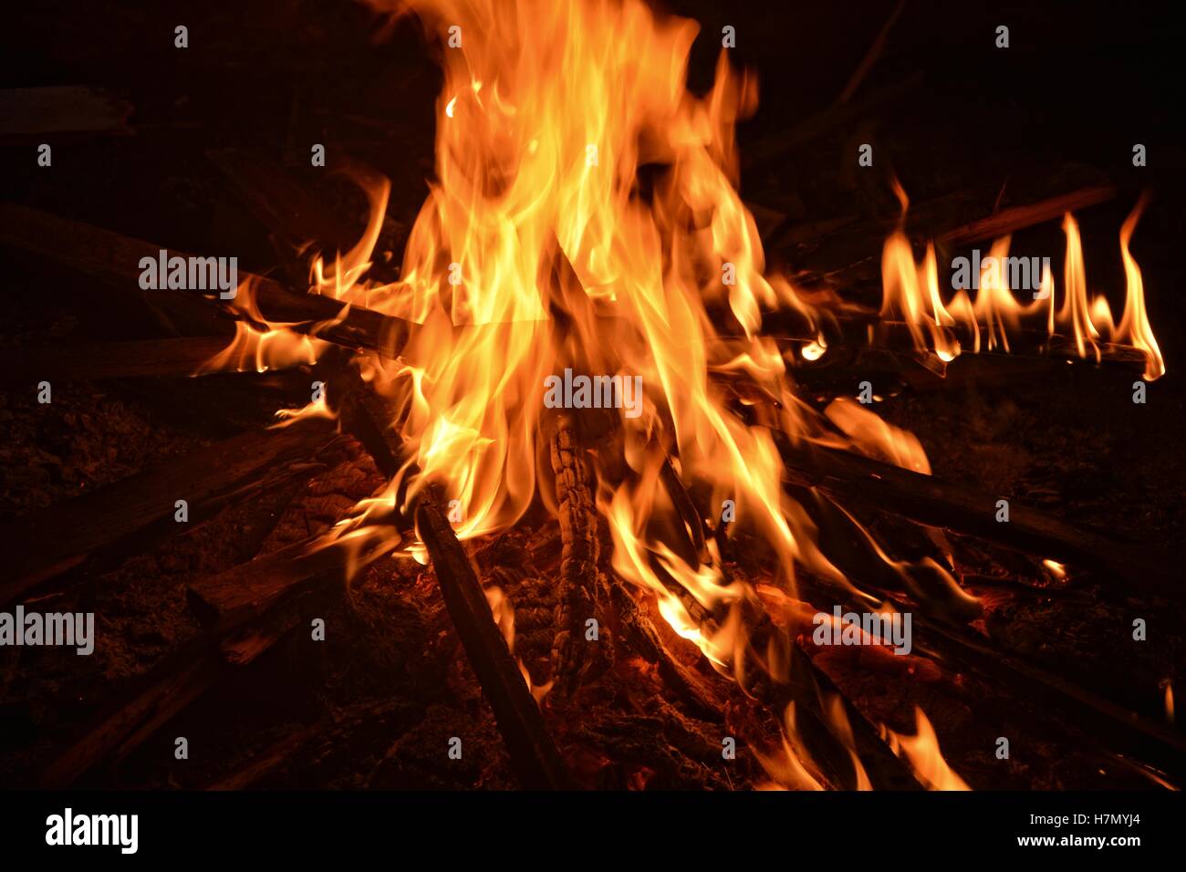 Big hot flame of fire in darkness Stock Photo - Alamy