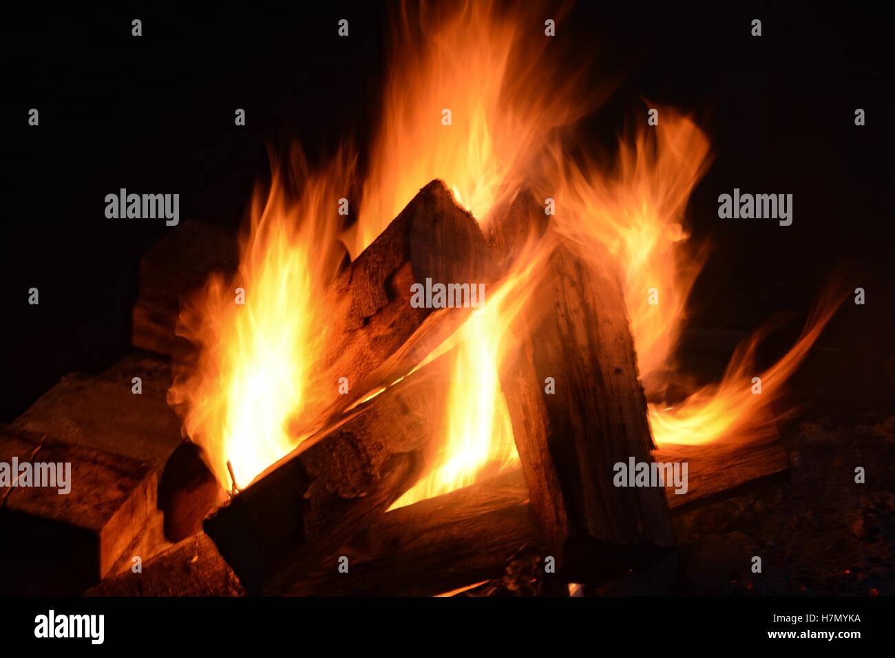 Survival bonfire hi-res stock photography and images - Alamy