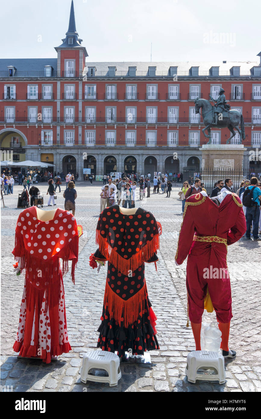Photographers props in the Plaza Mayor in the centre of Madrid, Spain ...