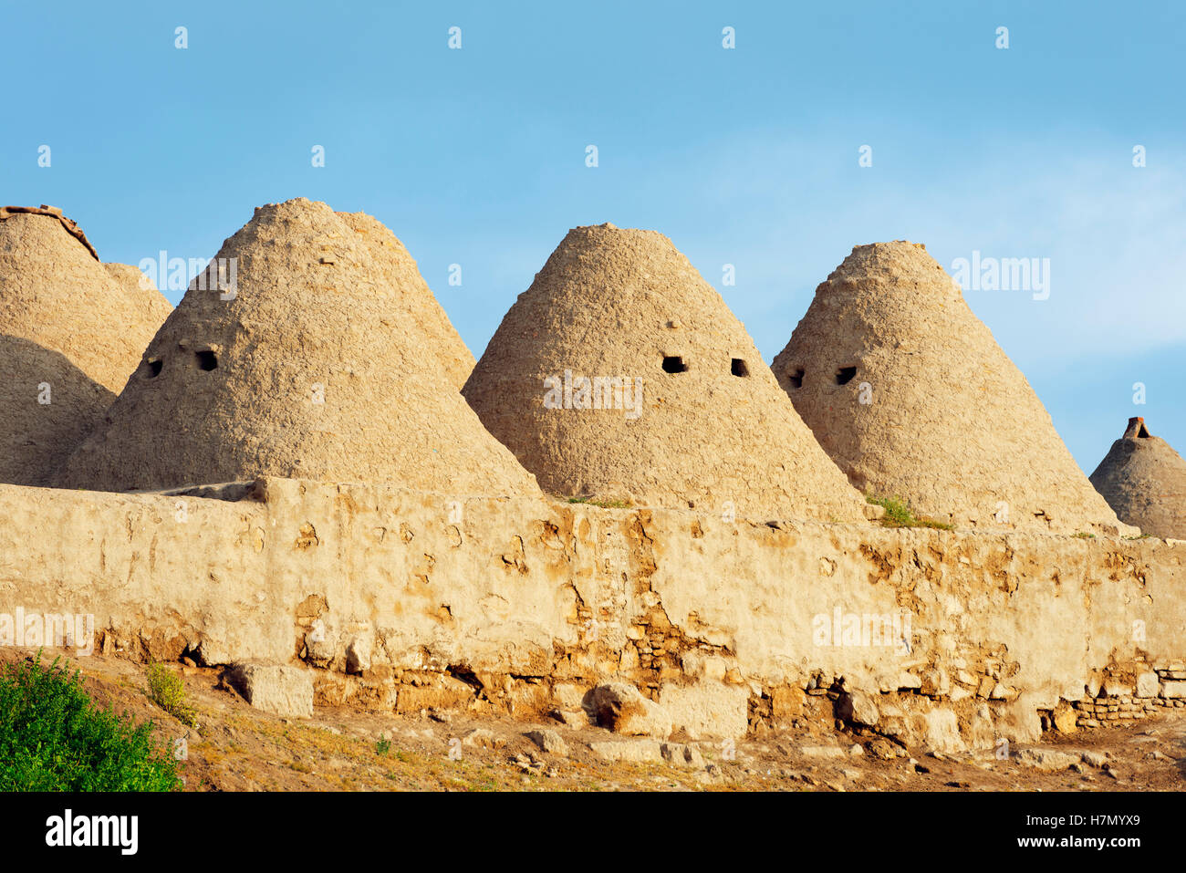 Turkey, Eastern Anatolia, village of Harran, bee-hive mud brick houses ...