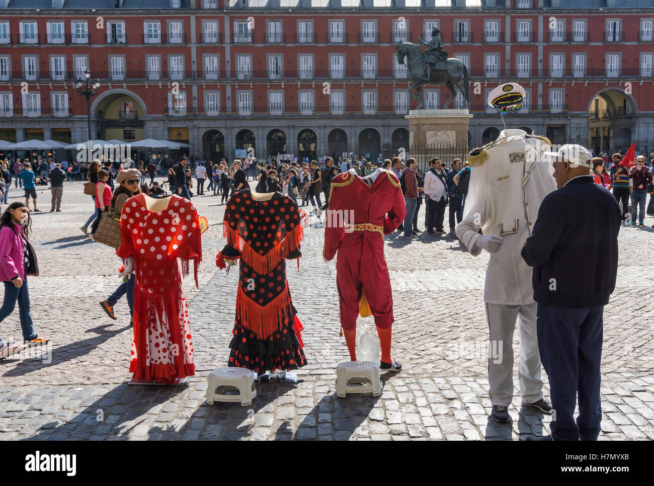 Street entertainer and photographers props in the Plaza Mayor in the ...