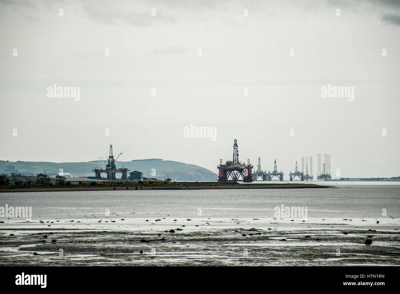 Offshore semi submersible oil drilling rig hi-res stock photography and ...