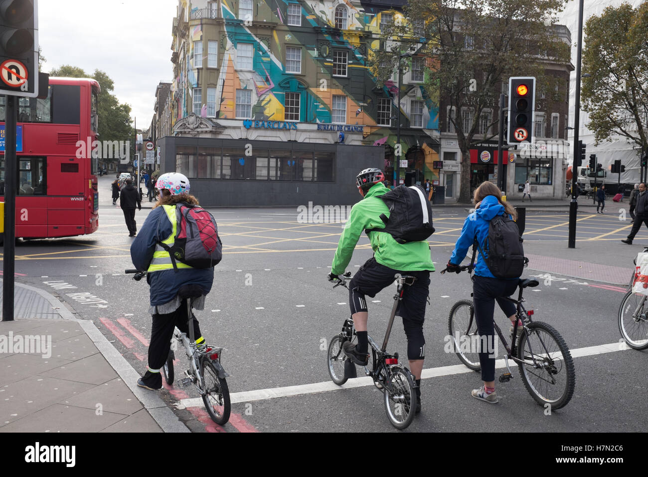 Cyclists traffic light uk hi-res stock photography and images - Alamy