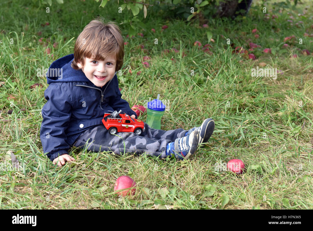 Child in the field hi-res stock photography and images - Alamy