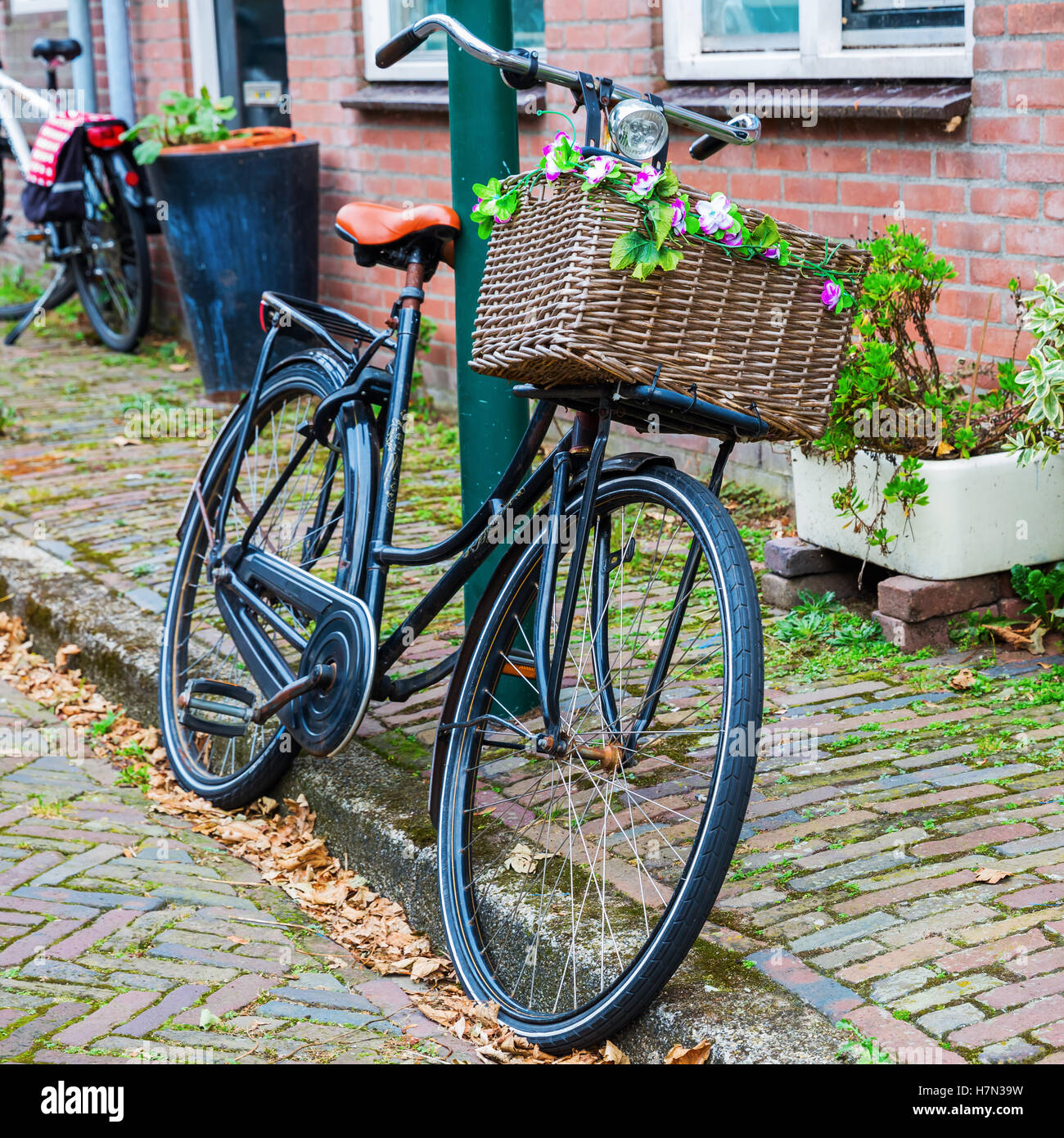 Retro and shopping basket hi-res stock photography and images - Alamy