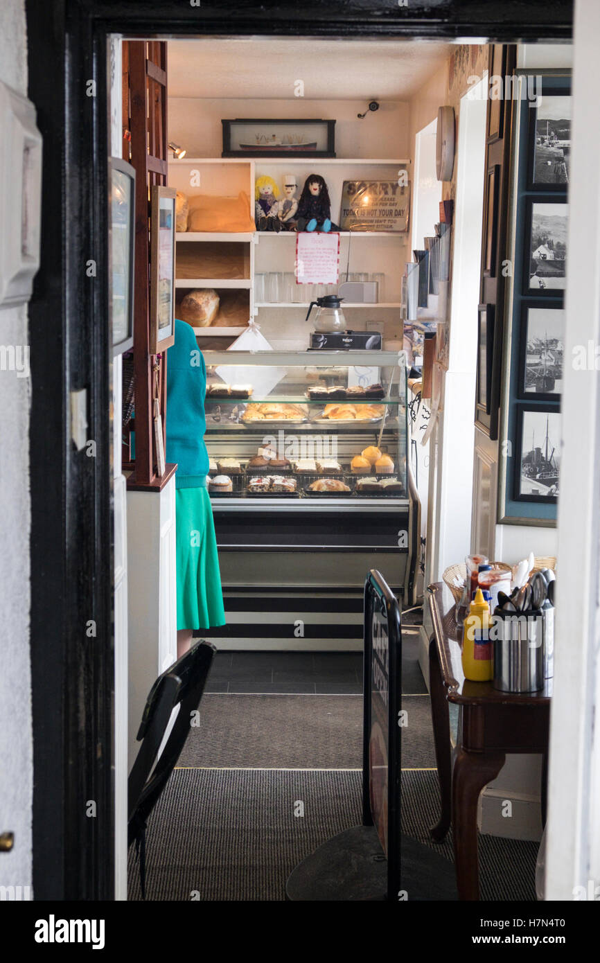 Inside bakery shop hi-res stock photography and images - Alamy