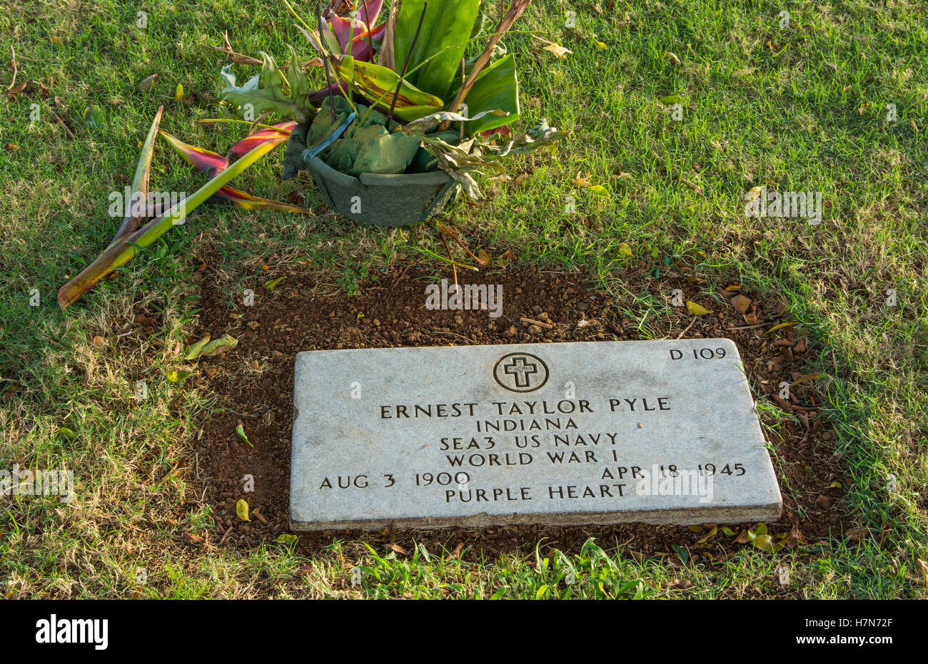 Honolulu Hawaii war writer Ernie Pyle grave Punchbowl Crater National ...