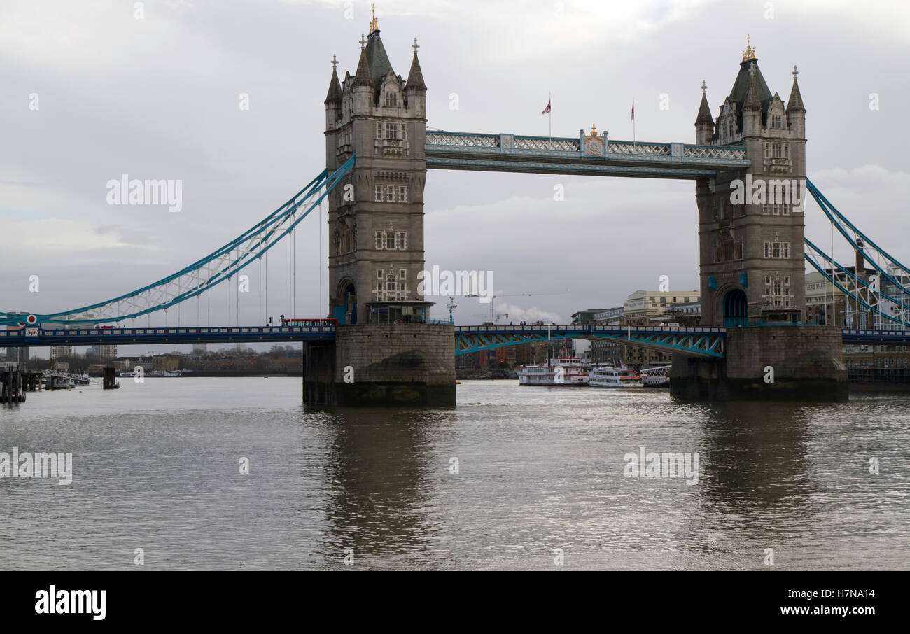 view of the london bridge in london Stock Photo - Alamy