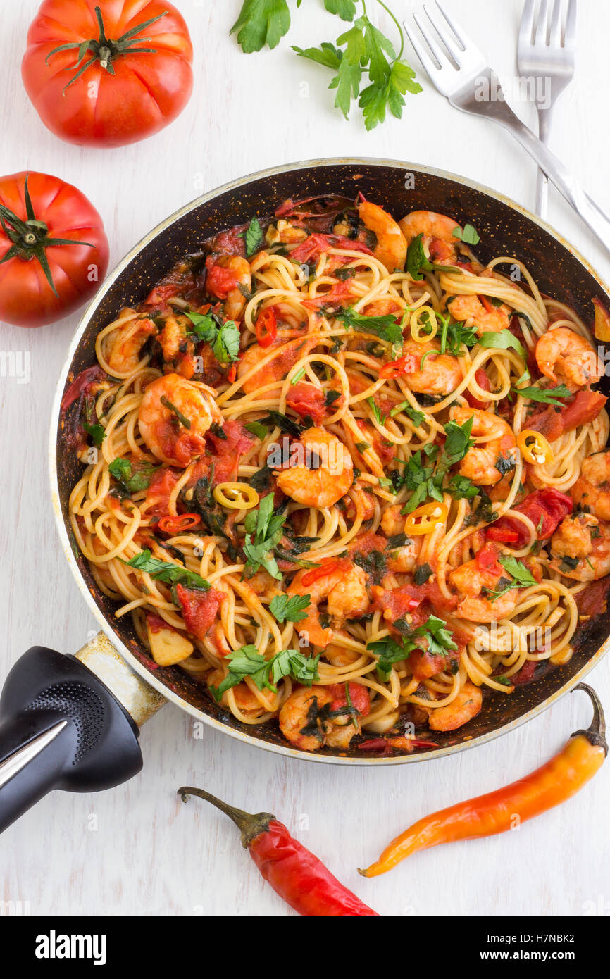 Spaghetti pasta shrimps tomato hi-res stock photography and images - Alamy