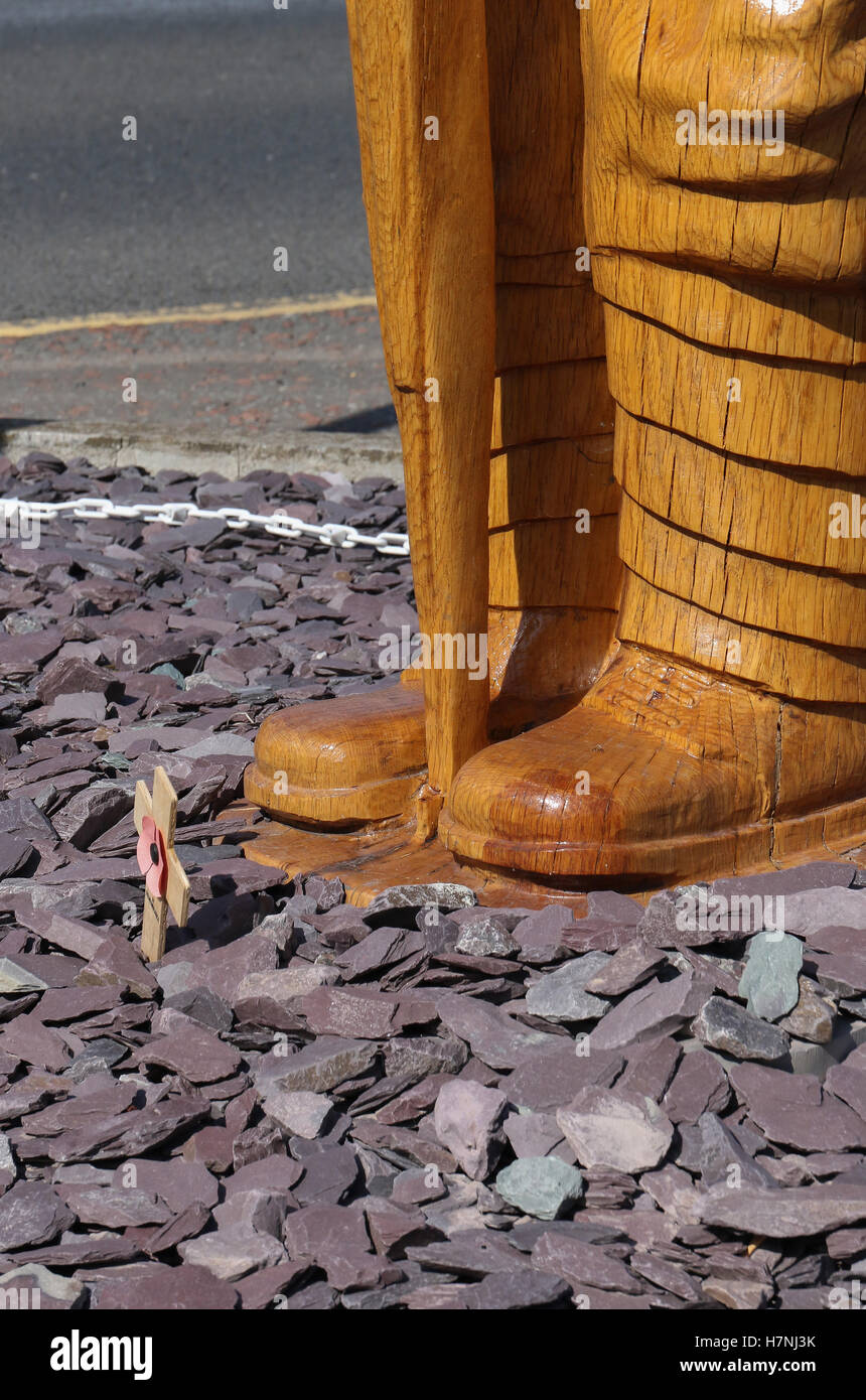 Small wooden cross at war memorial hi-res stock photography and images ...