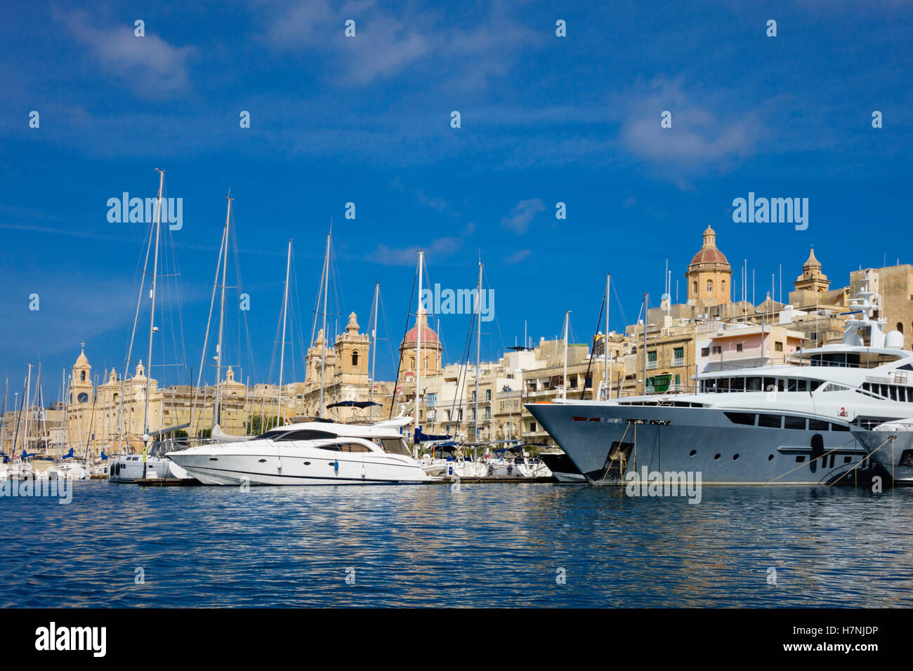 Boats valletta hi-res stock photography and images - Alamy