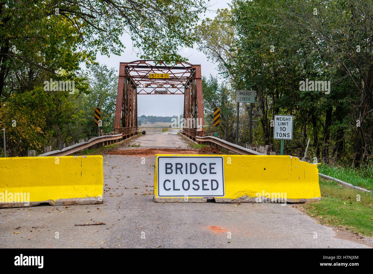 Sign bridge weight hi-res stock photography and images - Alamy