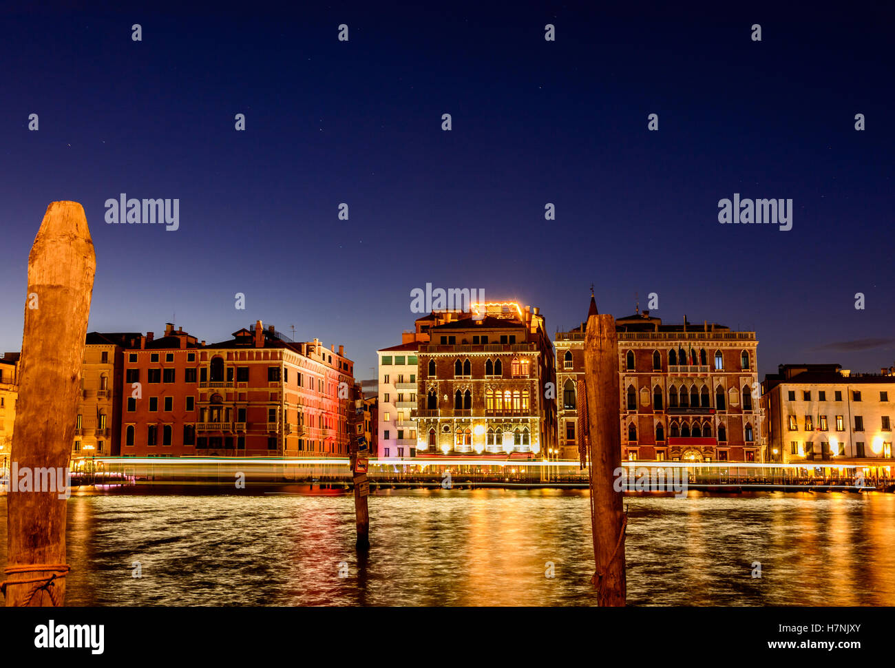 Night gondola venice hi-res stock photography and images - Alamy