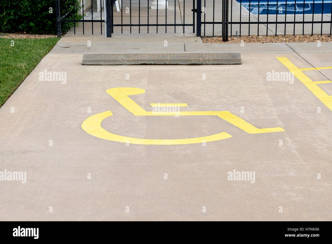 Handicapped parking sign hi-res stock photography and images - Alamy