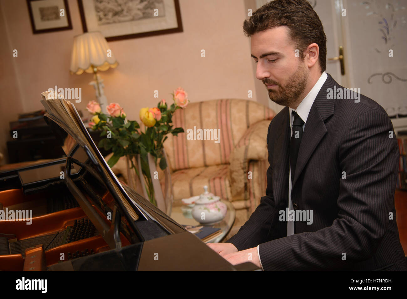 Piano music player dressed in classic suit Stock Photo - Alamy