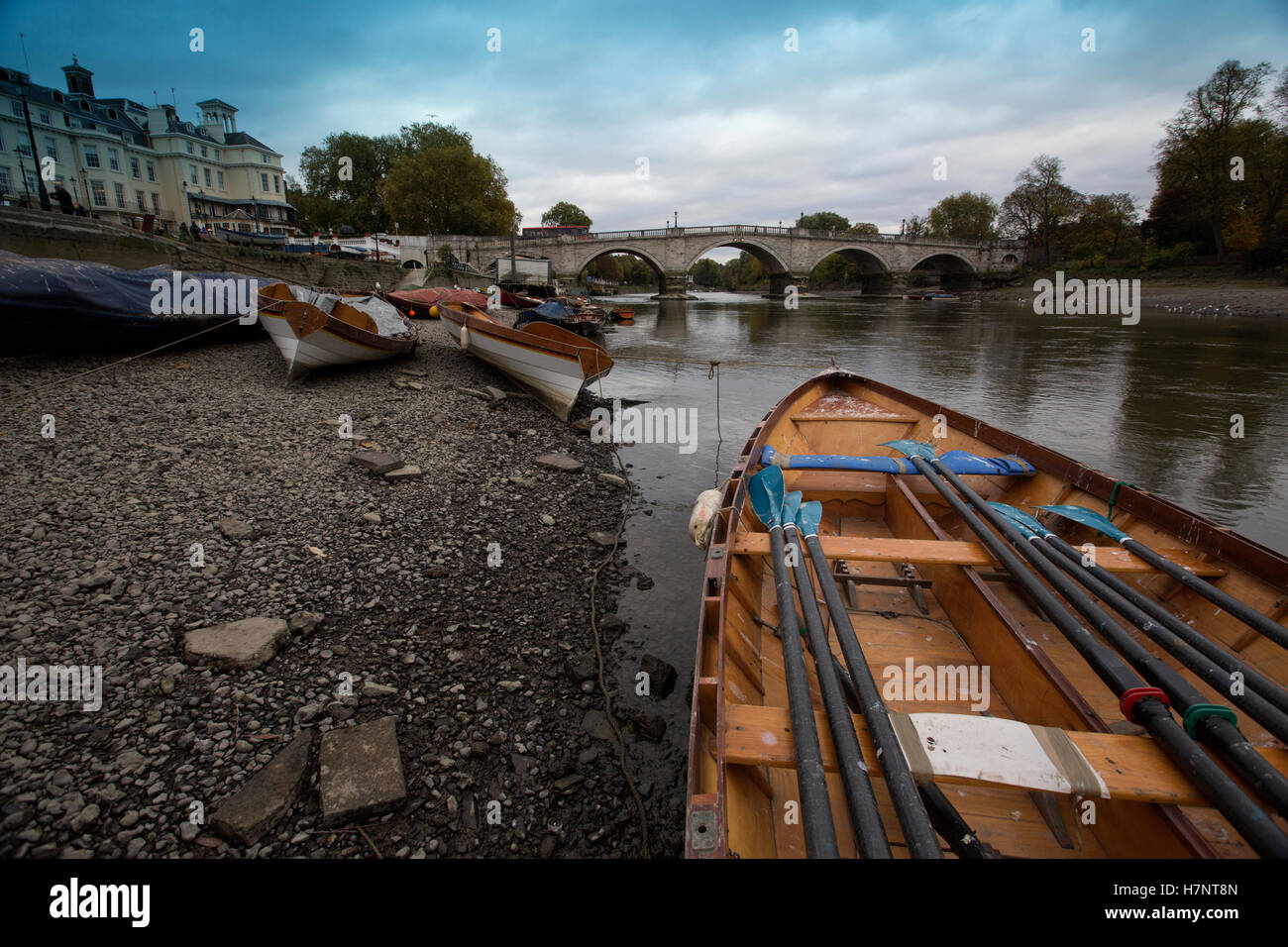 Richmond Upon Thames, boats lying along the riverbed surface during low ...
