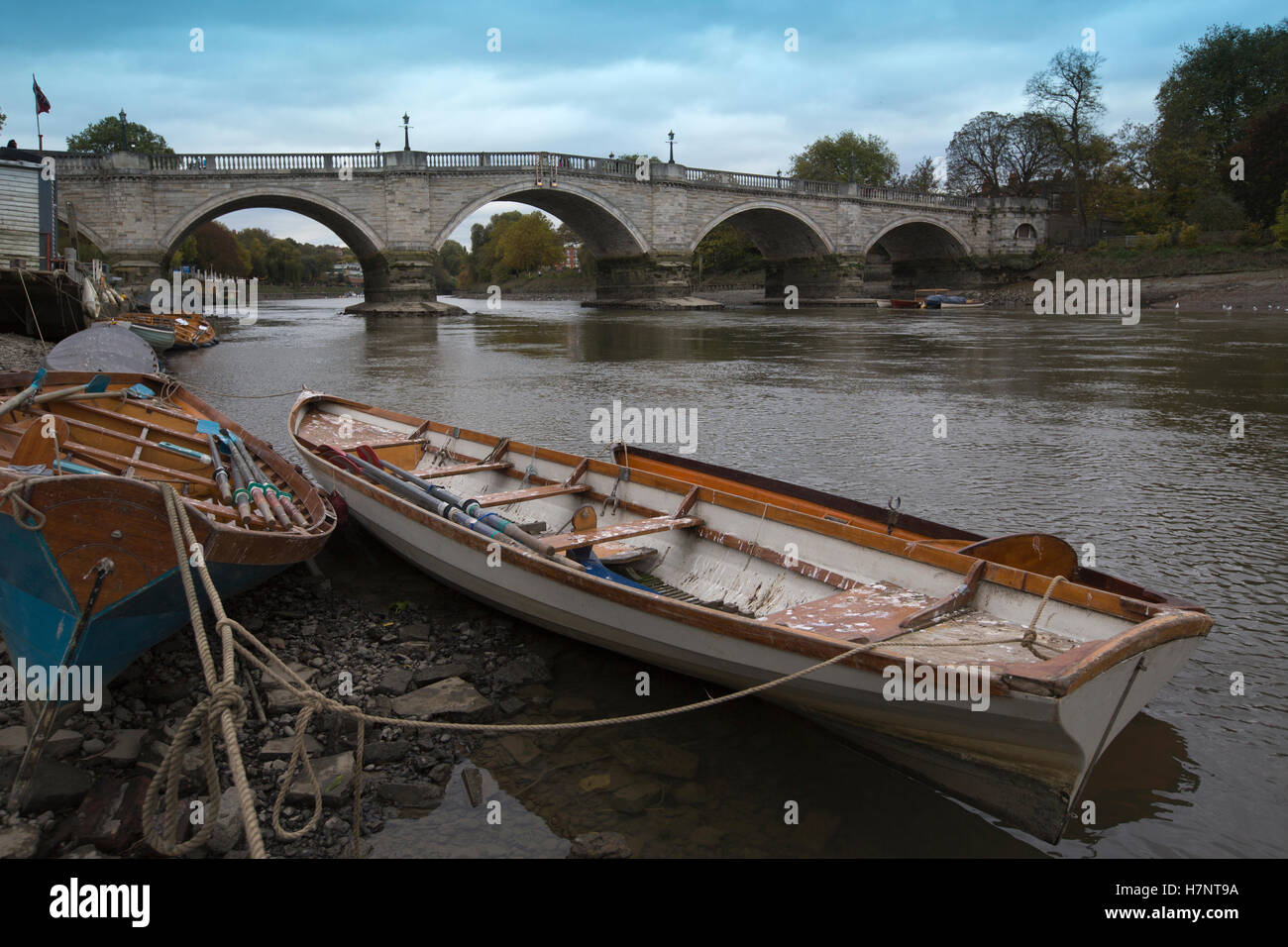 Thames riverpath hi-res stock photography and images - Alamy