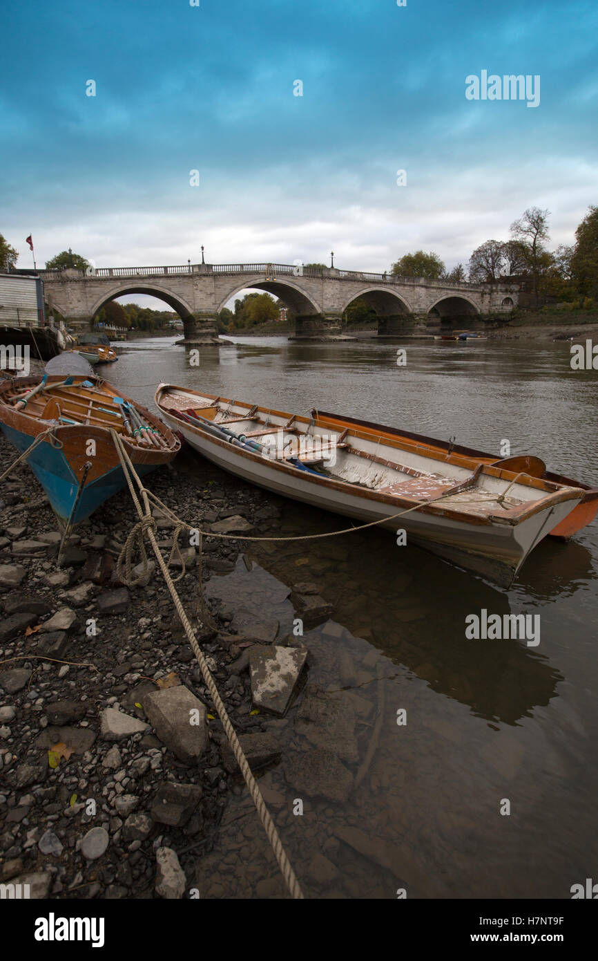 Richmond Upon Thames, boats lying along the riverbed surface during low ...