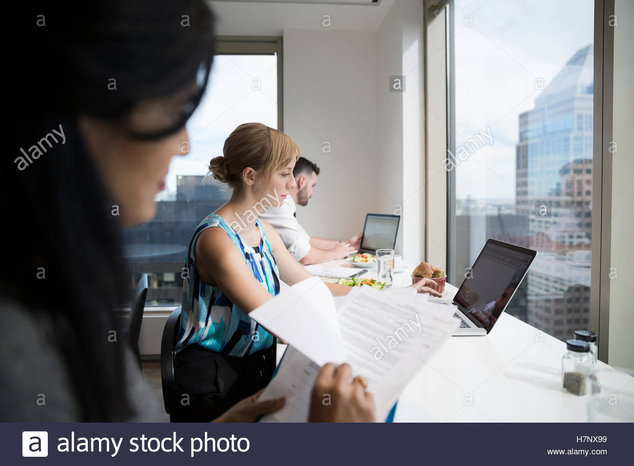 People sitting down eating hi-res stock photography and images - Alamy