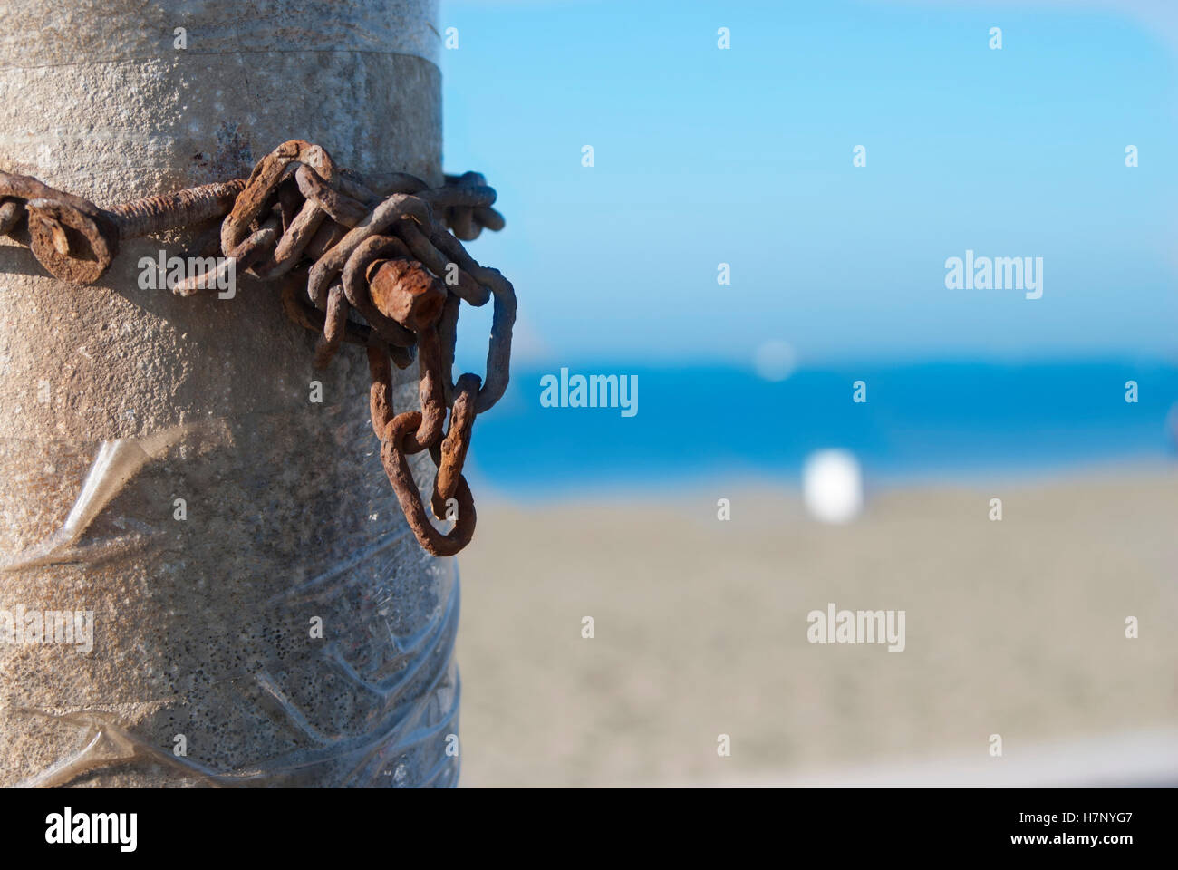 rusty chain stand out against the sea on a beach Stock Photo - Alamy